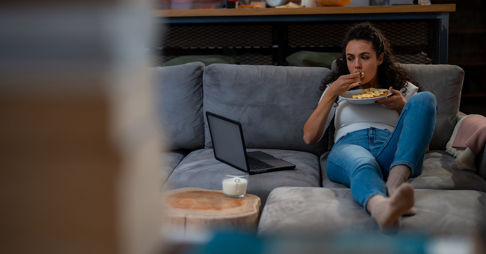 Does eating while watching TV make you overeat? | EVO Fitness